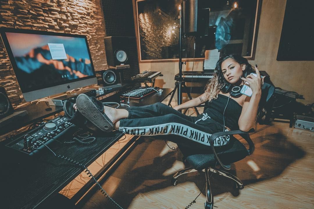 Conocé a Danna Meza: la voz detrás de Leal