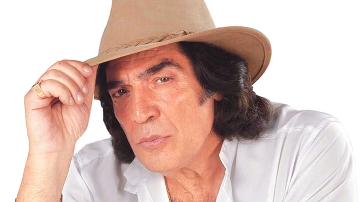 Cacho agrega funciones y se pone en la piel de galán