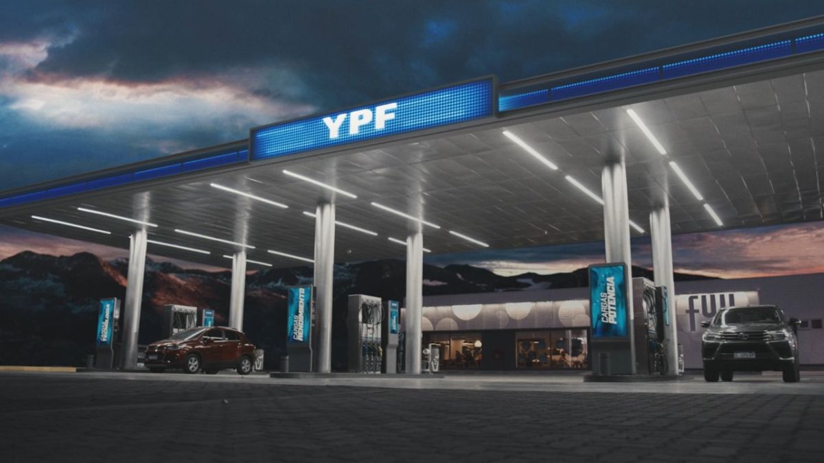 YPF aumentó sus combustibles: ¿cuánto sale un litro de nafta y cuánto ...