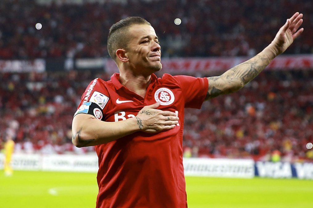 A los 38 años, DAlessandro acordó su continuidad en Inter de Porto ...