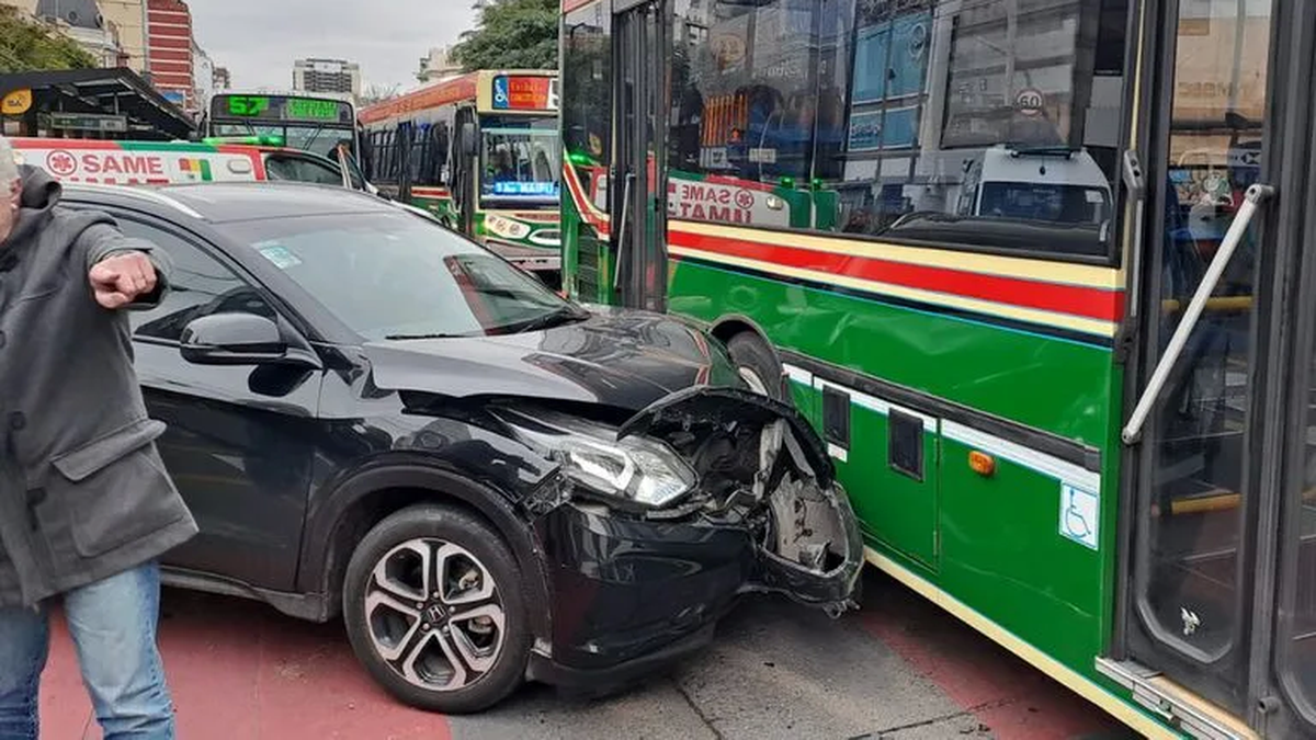Belgrano: un auto se quedó sin frenos, atropelló a tres personas y chocó contra un colectivo