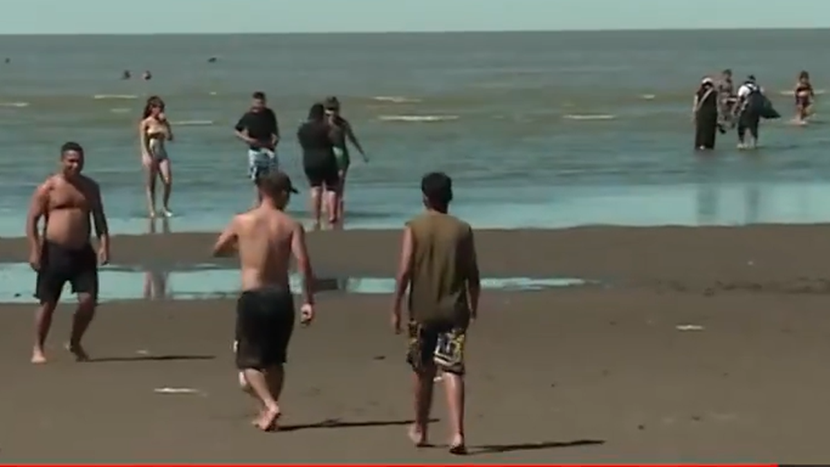 Ola de calor: ¿Qué zonas (prohibidas) del Río de la Plata la gente va a bañarse poniendo en ...