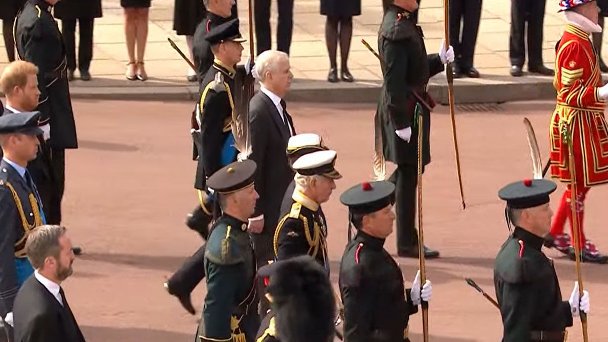 Funeral de la Reina Isabel II: una procesión acompañó los restos de la ...