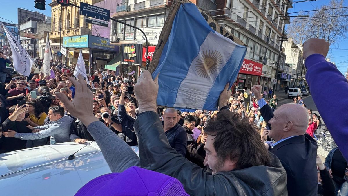 Tensión en la caravana de Javier Milei en Lomas de Zamora: empujones ...