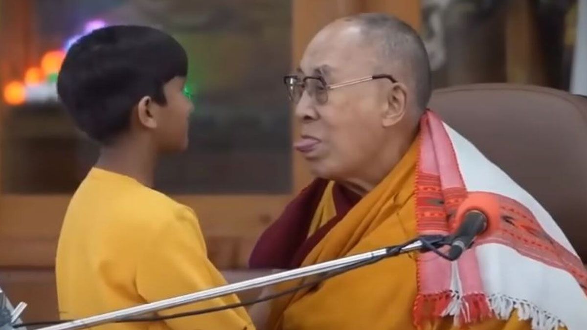 Escándalo mundial porque el Dalai Lama le pidió a un niño que le chupe la lengua