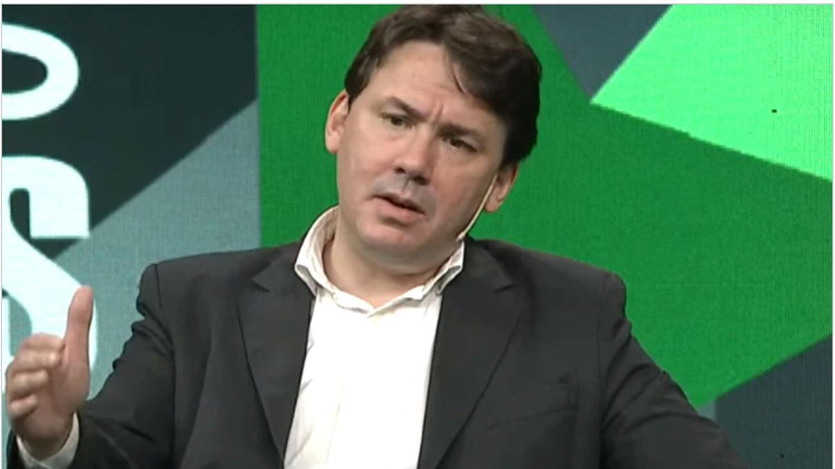 Basualdo se mostró en un acto oficial tras su fallida renuncia