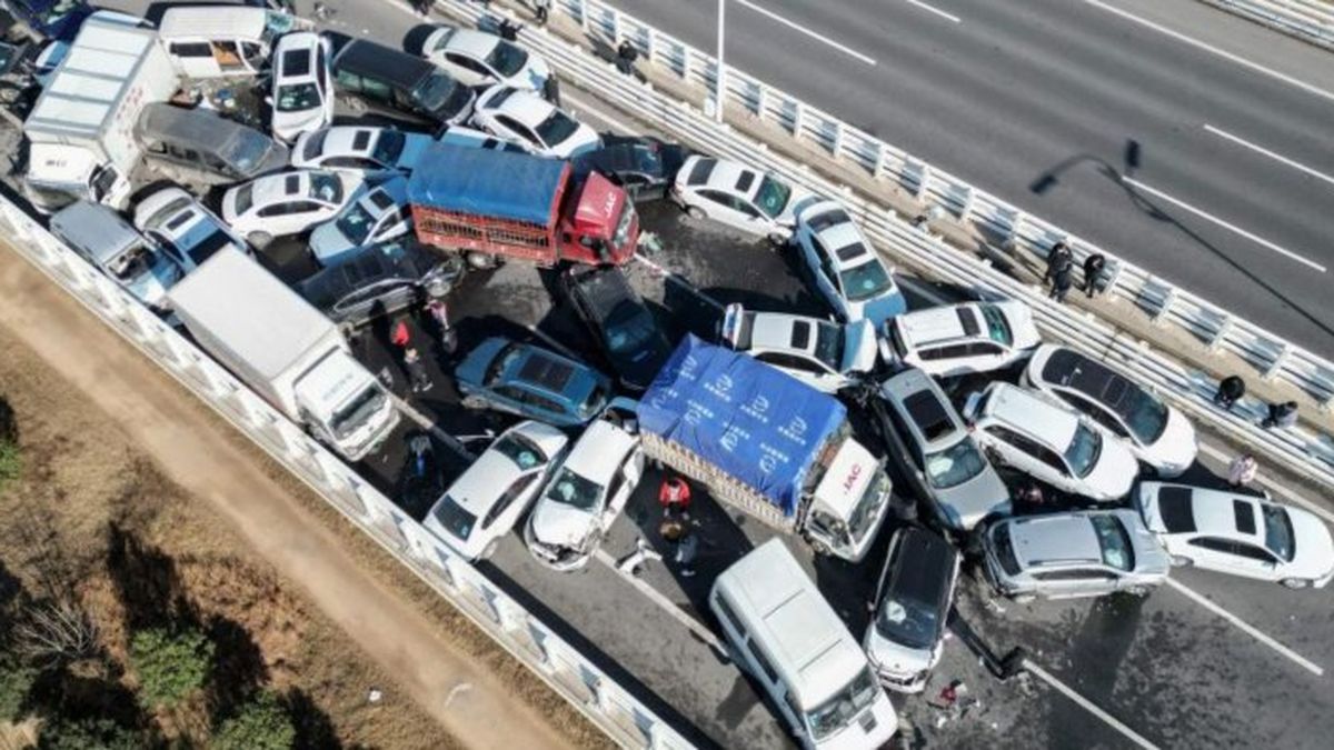 China: más de 200 autos atascados por un choque en cadena