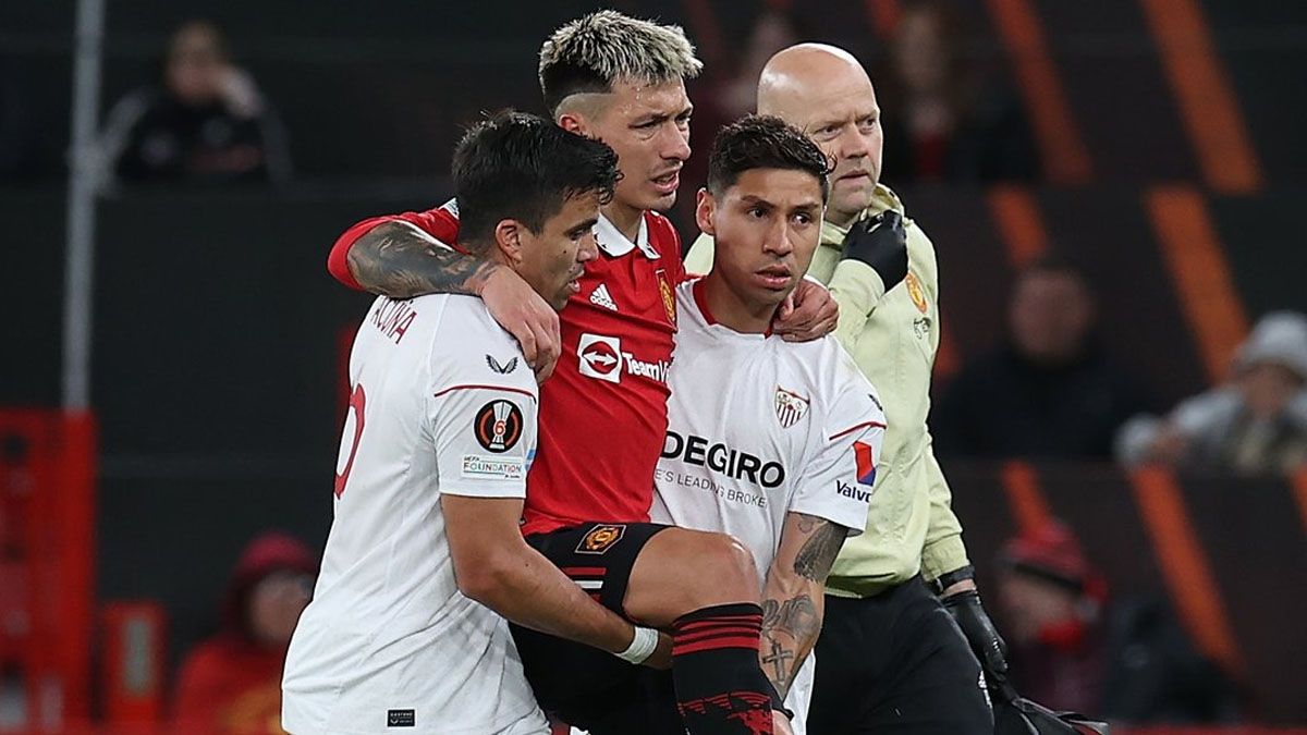 Lisandro Martínez se lesionó y encendió las alarmas: Montiel y Acuña tuvieron que ayudarlo a ...