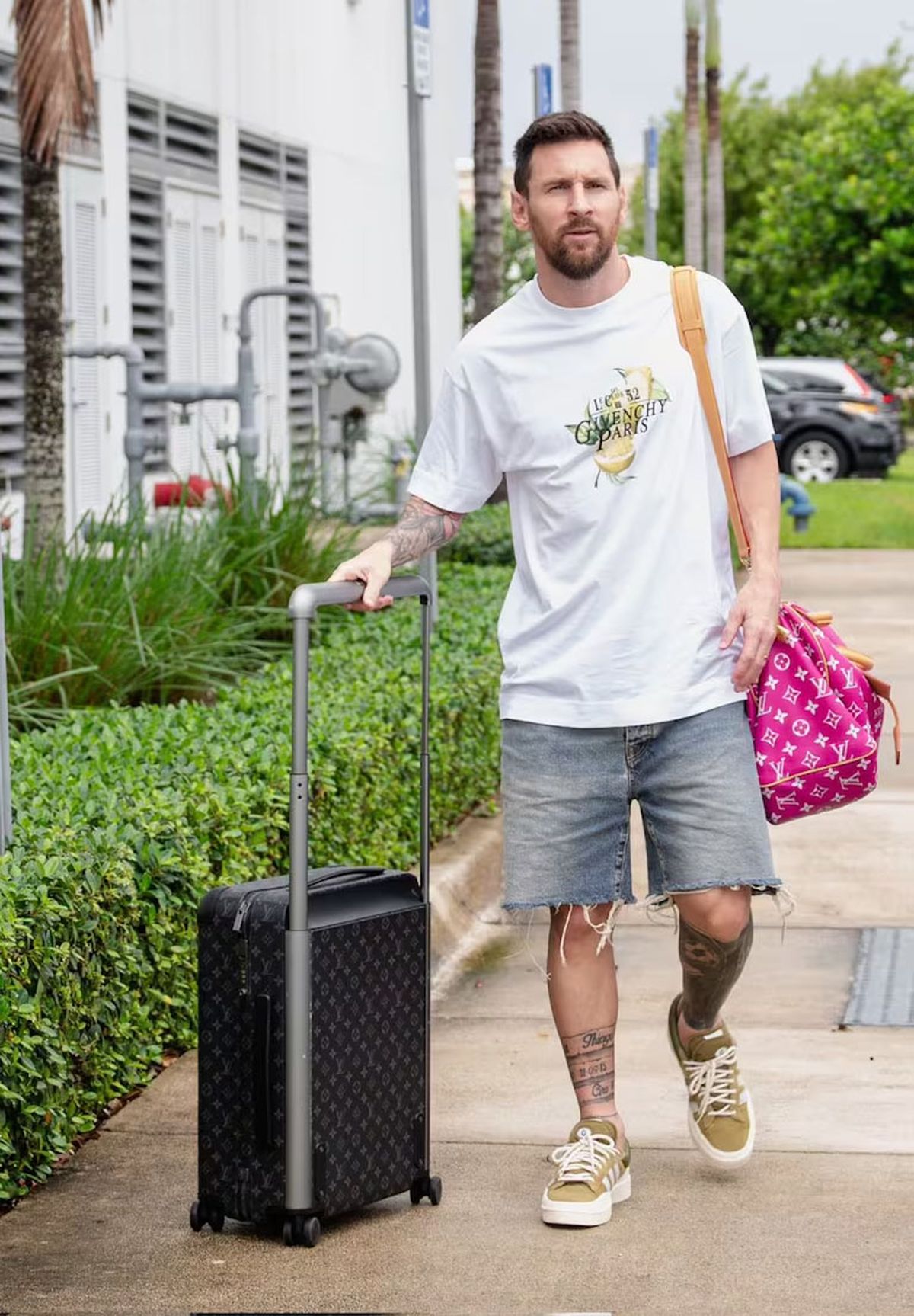Cuánto cuestan el lujoso bolso y el carry-on que Messi llevó a la ...