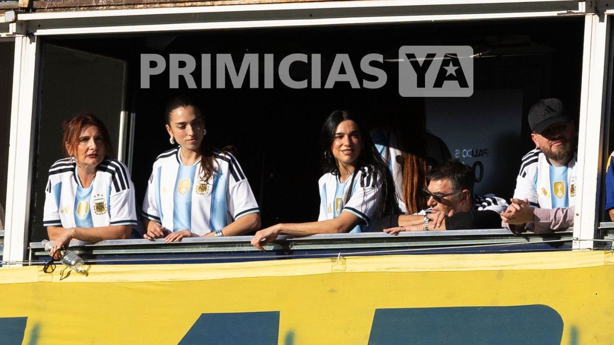 Las imágenes de Dua Lipa en La Bombonera viendo el Superclásico entre Boca y River