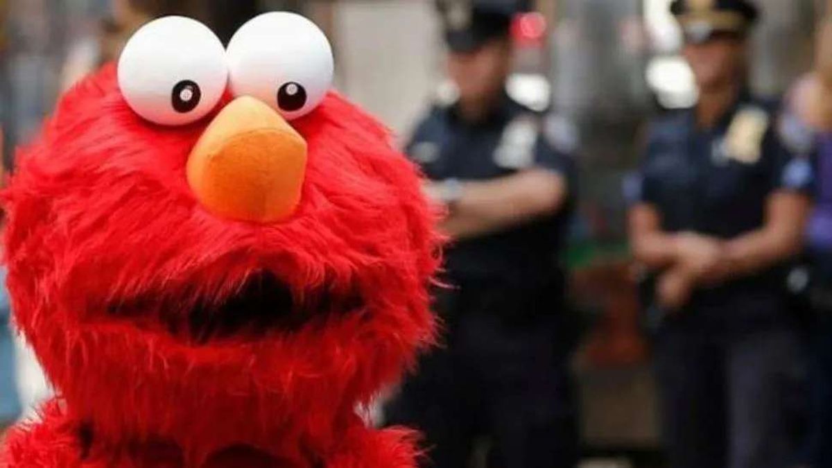 Elmo, detenido por manosearle la cola a una menor que le pidió una foto