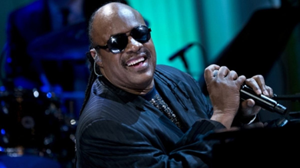 Legendario cantante será papá por tres a los 64 años