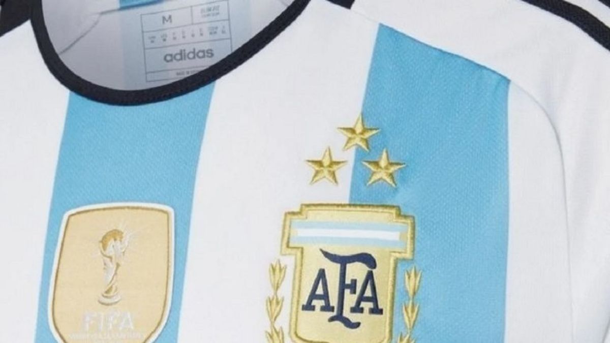 Sale A La Venta La Nueva Camiseta De La Selección Argentina Con Las 3