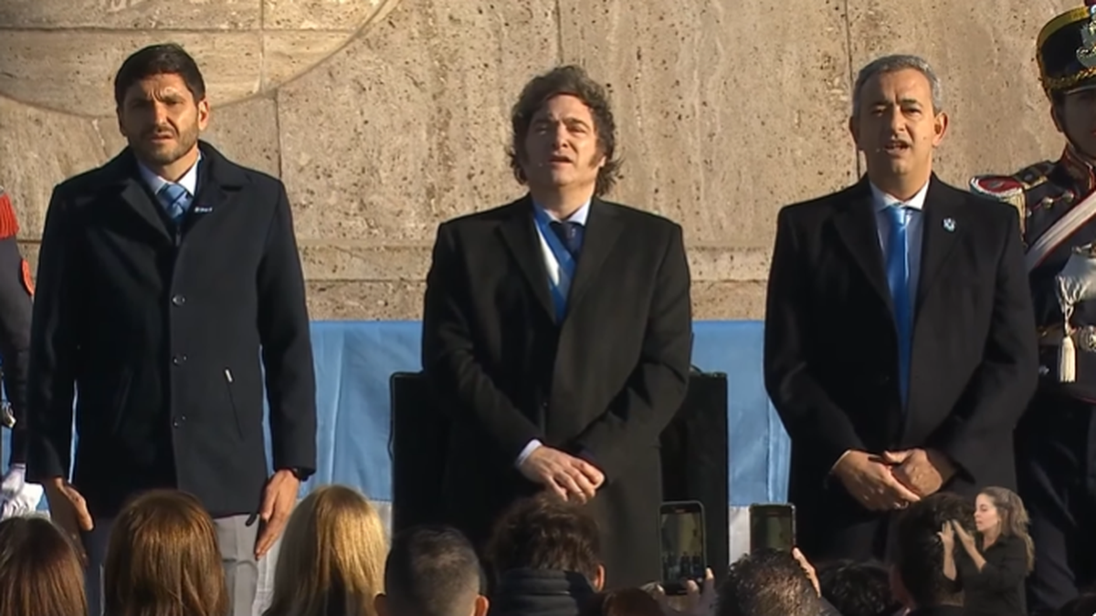 Milei encabezó el acto por el Día de la Bandera en Rosario y parte a ...