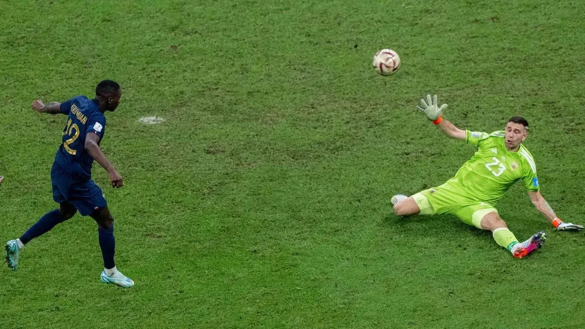 Lo odio: la dura confesión de Kolo Muani sobre el Dibu Martínez y su histórica atajada en el Mundial