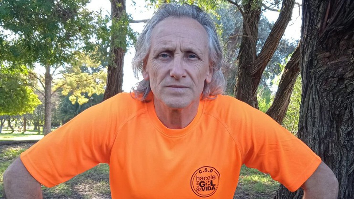 Robert Carmona de 62 años jugará en la primera C de Argentina