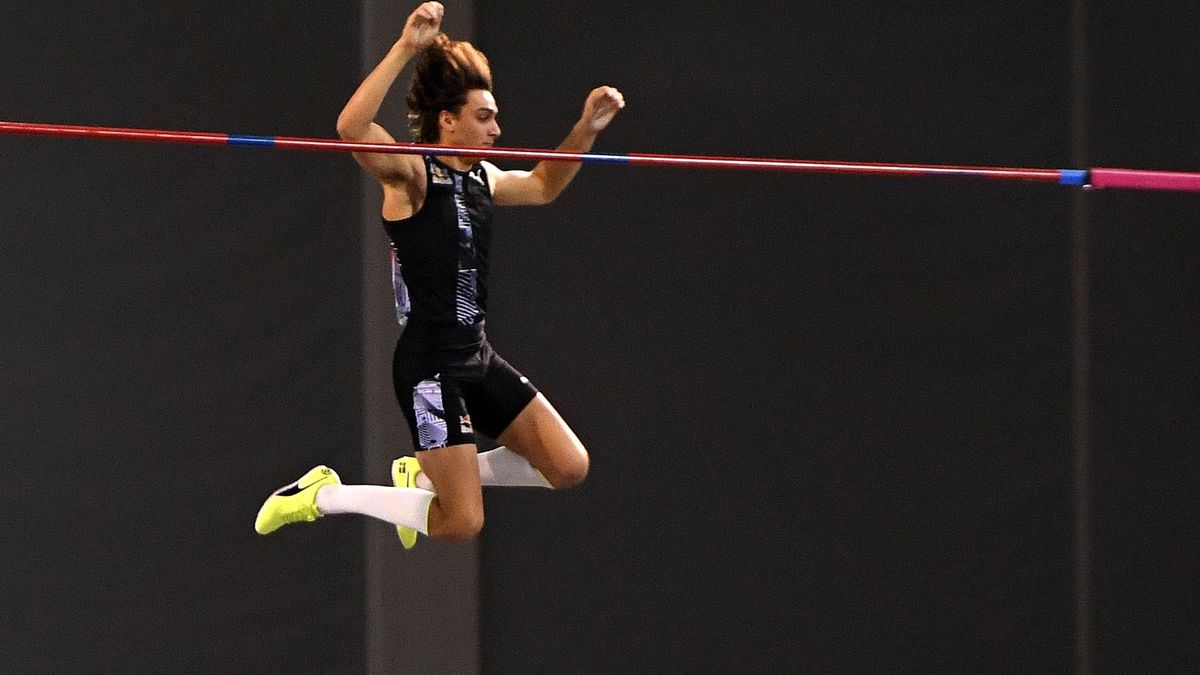 El sueco Armand Duplantis quebró su propio récord mundial en salto con ...