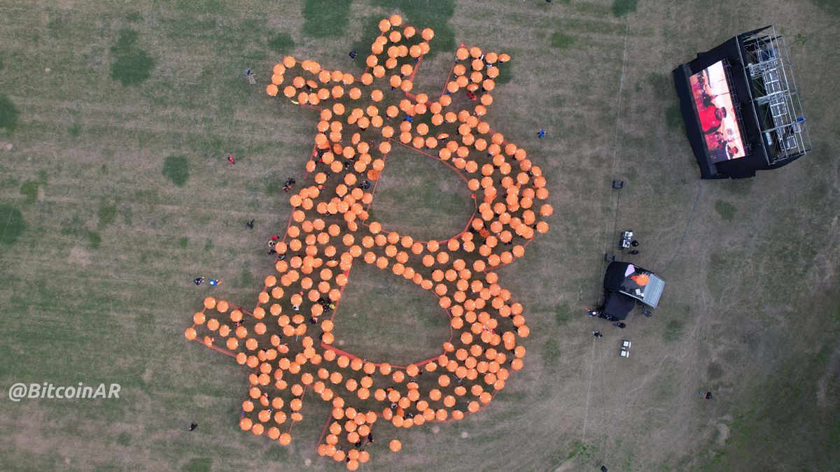 Bitcoin histórico en Argentina: una ₿ humana de 40 metros y más de 500 ...