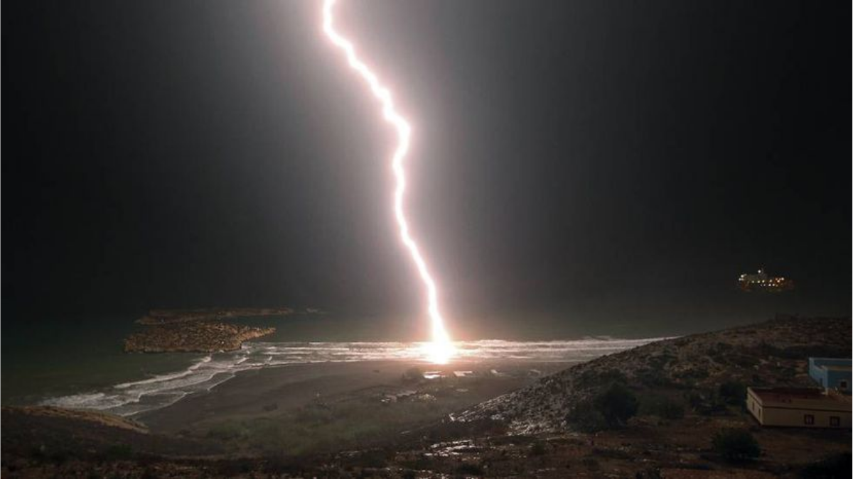 Impresionante: un rayo impactó 11 veces seguidas sobre el mismo poste ...