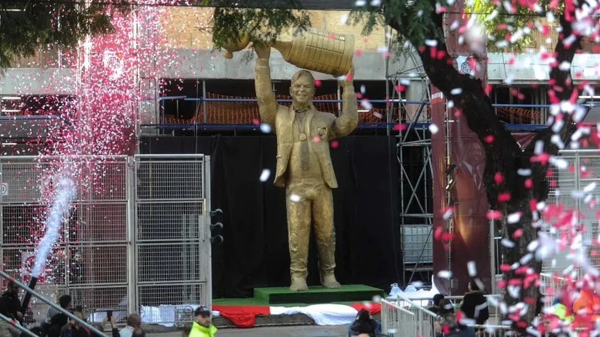 La cápsula que guardó River dentro de la estatua de Marcelo Gallardo y ...