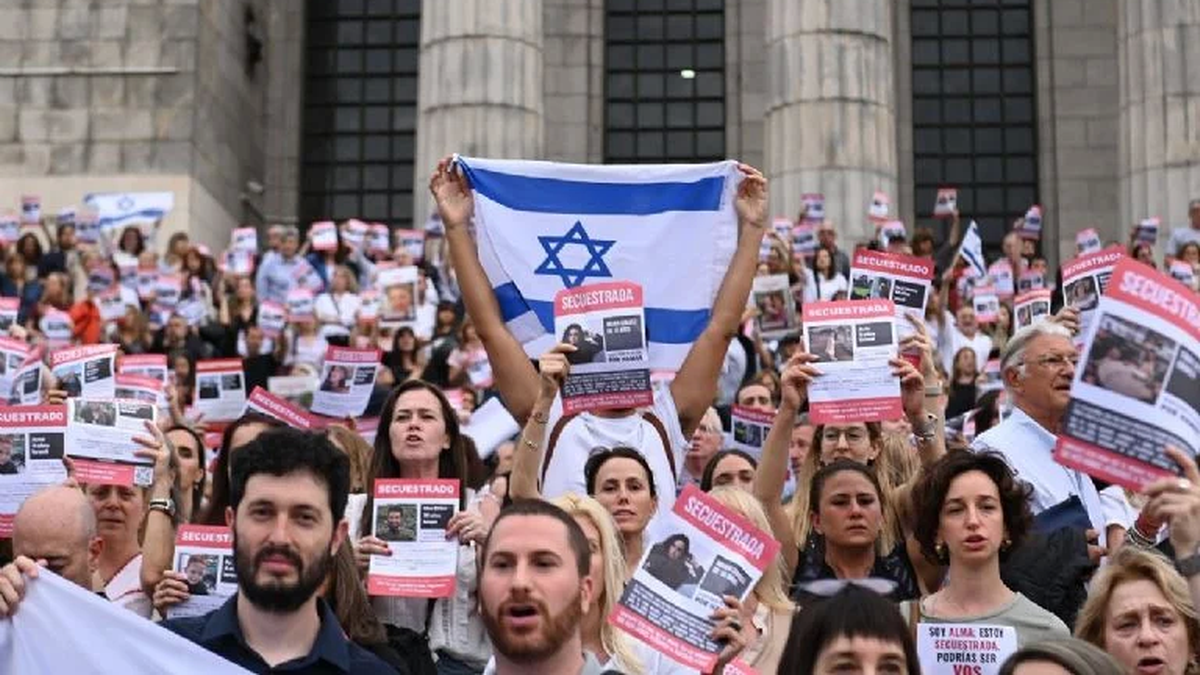 Multitudinaria manifestación contra el antisemitismo en las universidades