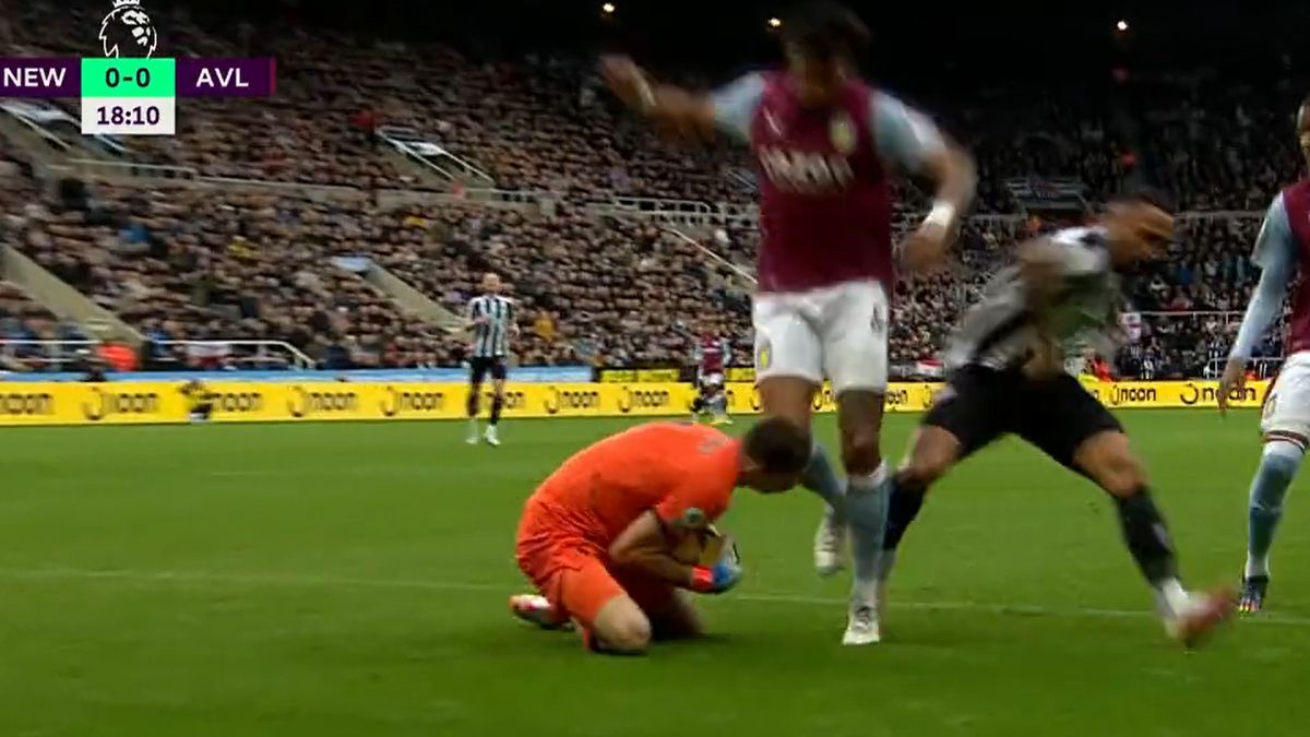 Dibu Martínez fue reemplazado tras un fuerte golpe en la cabeza