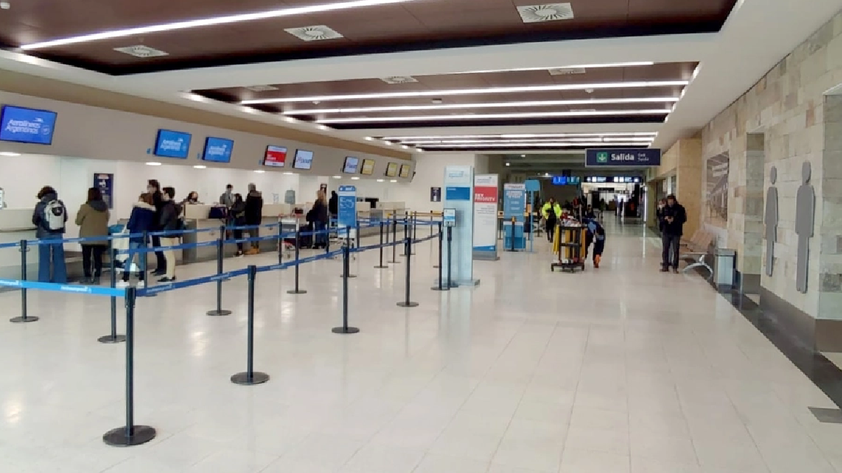 Se olvidaron a un egresado en el aeropuerto de Bariloche y la queja de su mamá se hizo viral ...