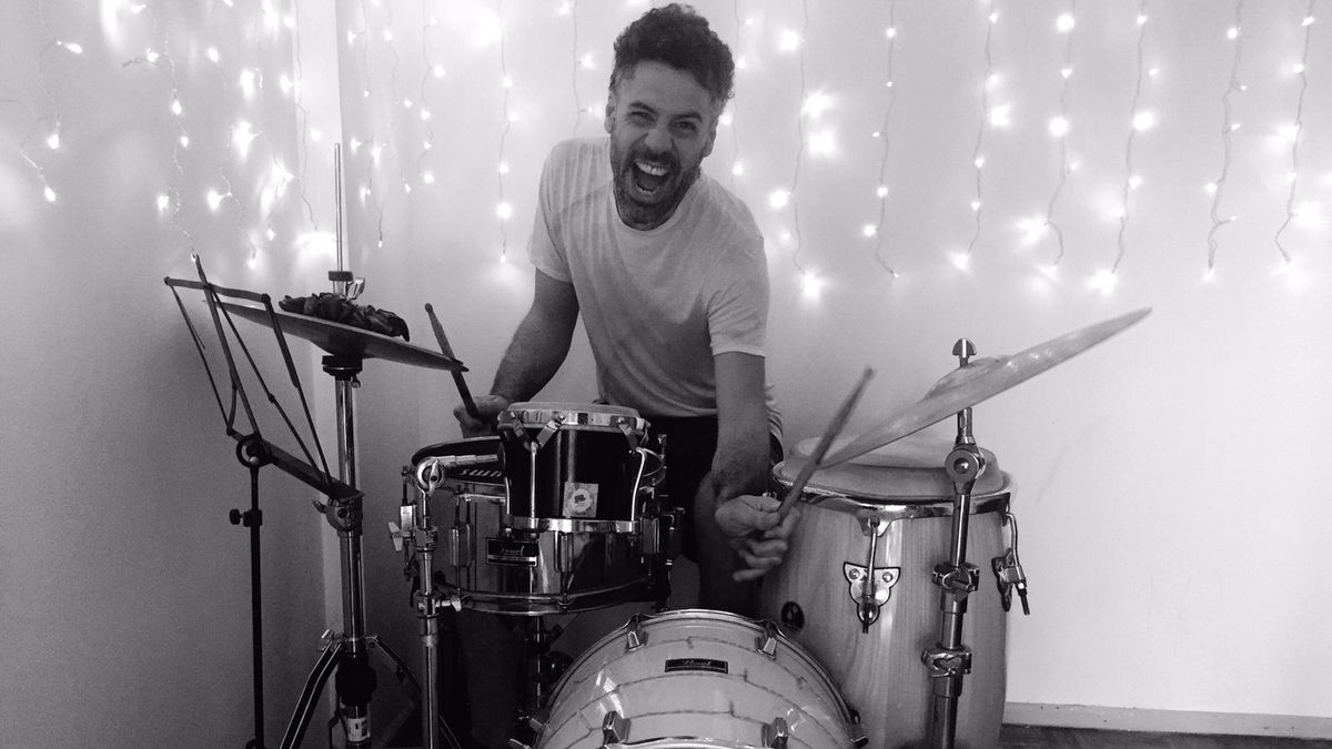 Esteban Atela presentó su disco debut Silencio Sonoro