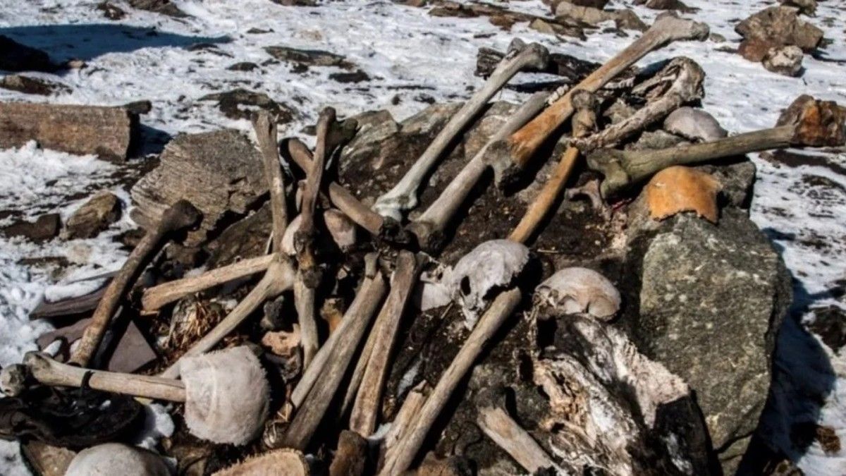 La misteriosa y escalofriante historia del lago Roopkund que escupe ...