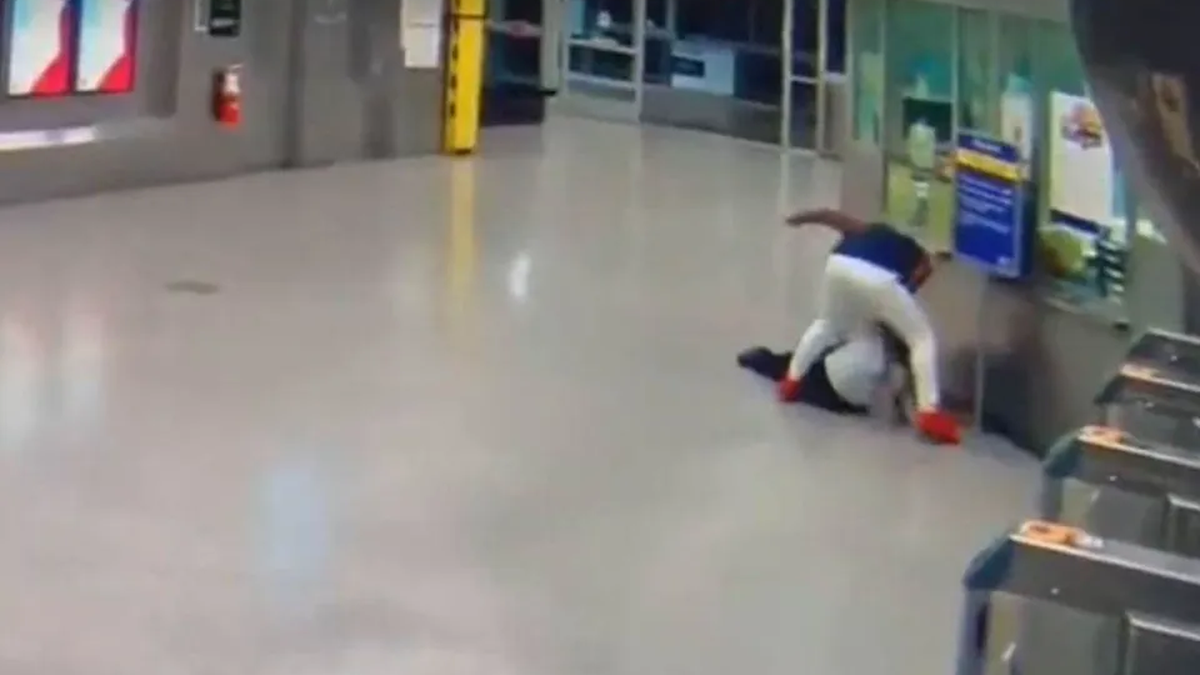 Tenía libertad condicional, subió al subte y golpeó brutalmente a una mujer