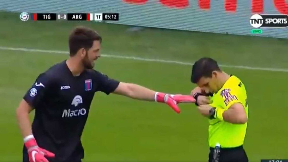 La insólita expulsión de Batalla: acusó un codazo, protestó, tocó al ...