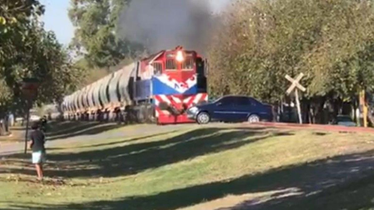 Video | Un auto quedó sobre las vías y fue arrollado por el tren: su ...
