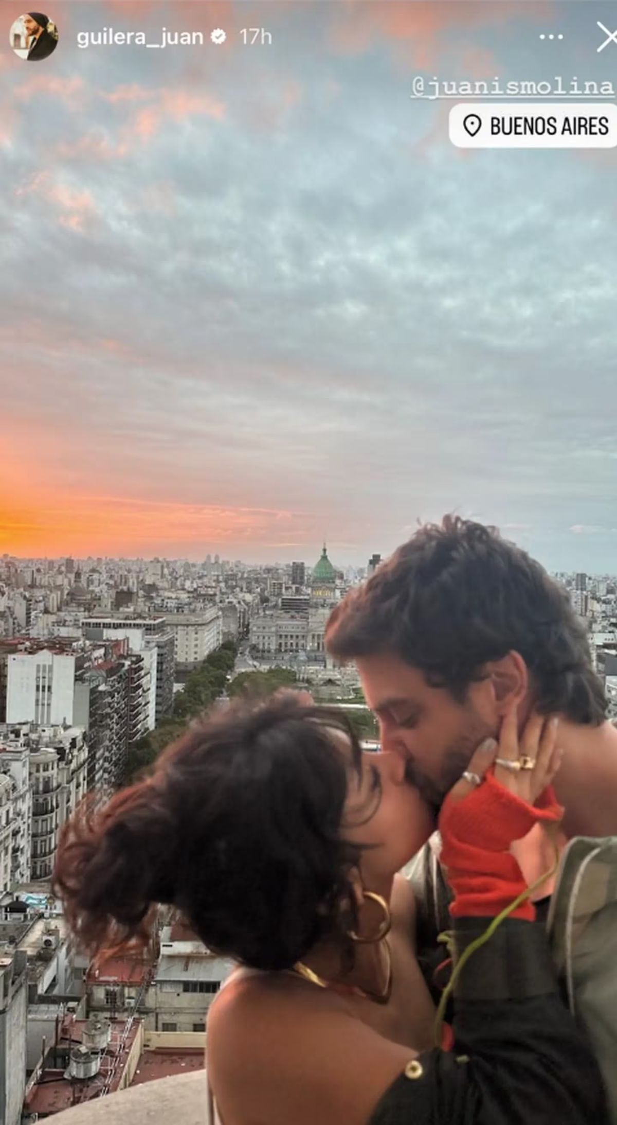 La primera foto de Juan Guilera a los besos con Juanita Molina, su novia colombiana