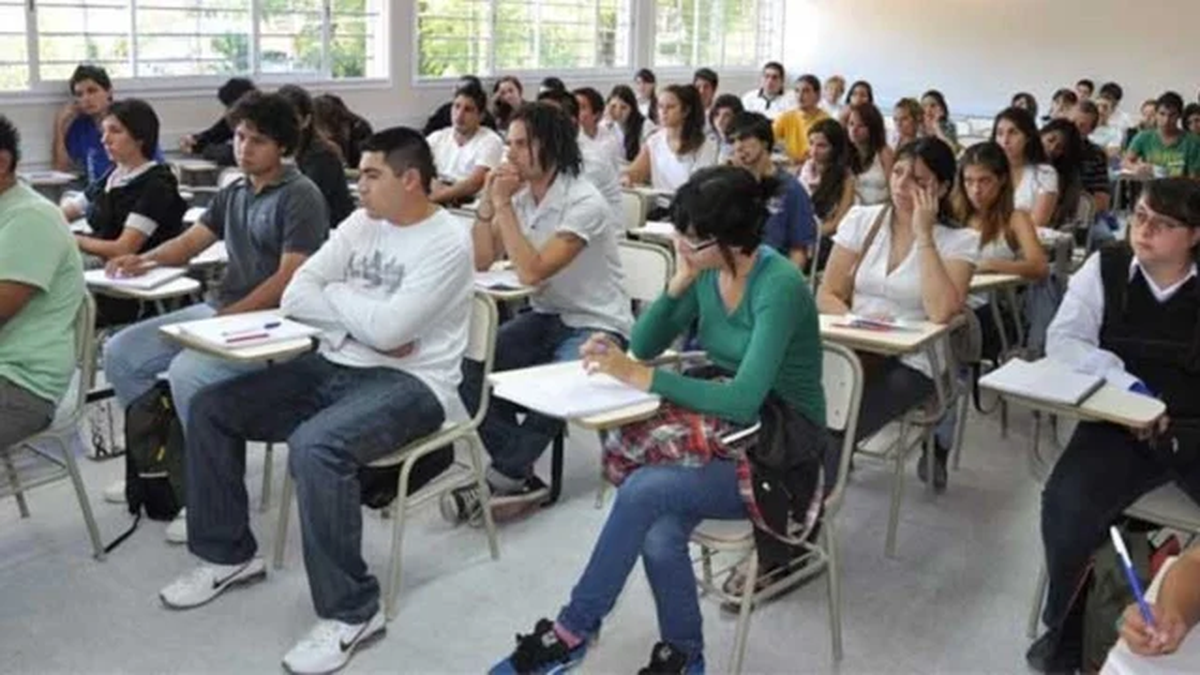 Educación: cuántos jóvenes siguen estudiando al terminar la secundaria