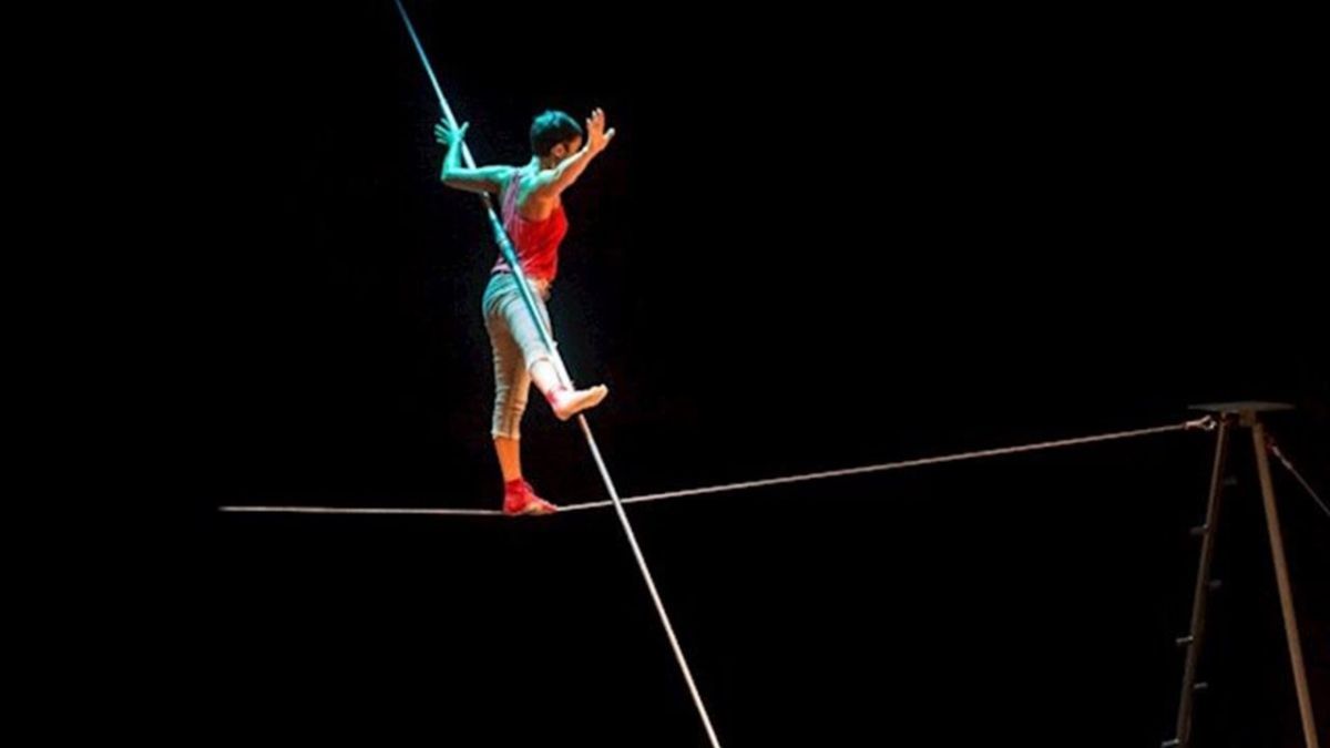 El desesperante momento en que un funambulista pierde el equilibrio y ...
