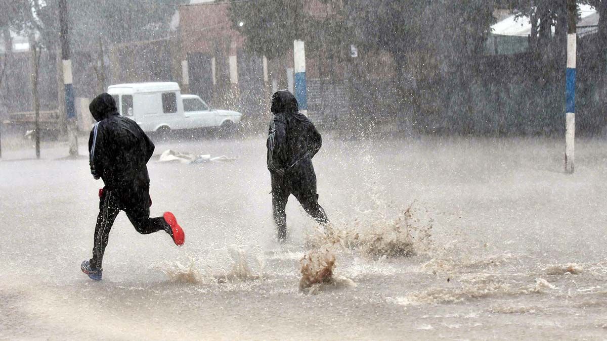 Axel Kicillof se comunicó con Julio Garro y mantiene la alerta máxima ...