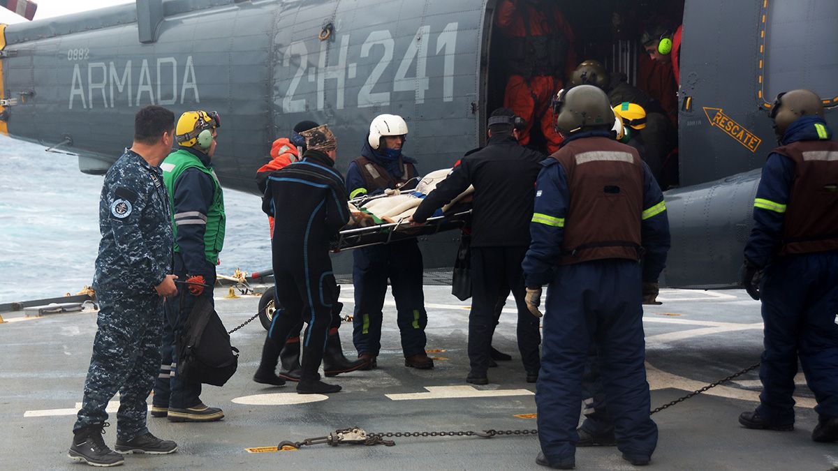 Impresionante rescate en alta mar: la Armada Argentina asistió a un tripulante herido