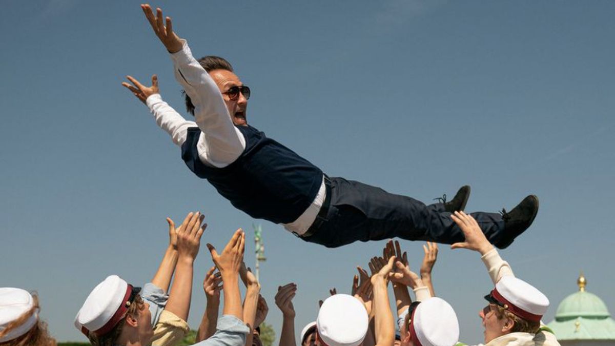 ¿Tomar alcohol para ser más felices? La extraña teoría de una película ...