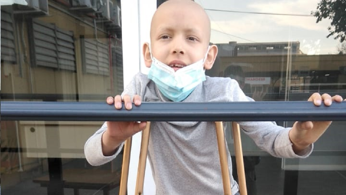 A un nene de 8 años con cáncer le amputaron una pierna y sus vecinos ...