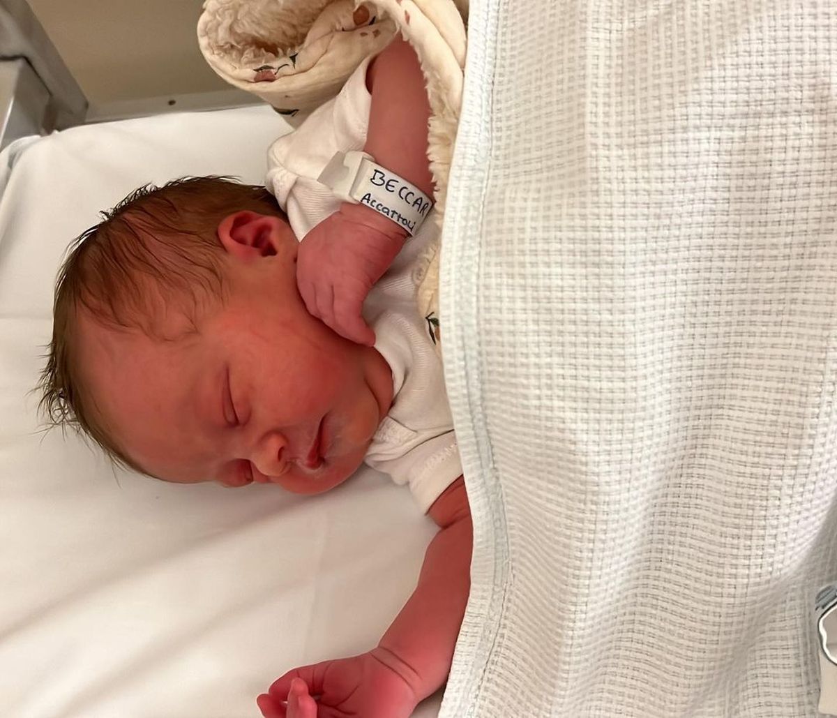 Las tiernas fotos de Simona, la hija recién nacida de la actriz de ...