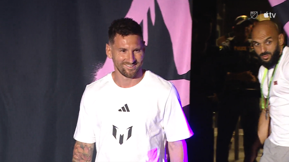 La presentación de Lionel Messi arrancó en el medio de una lluvia torrencial