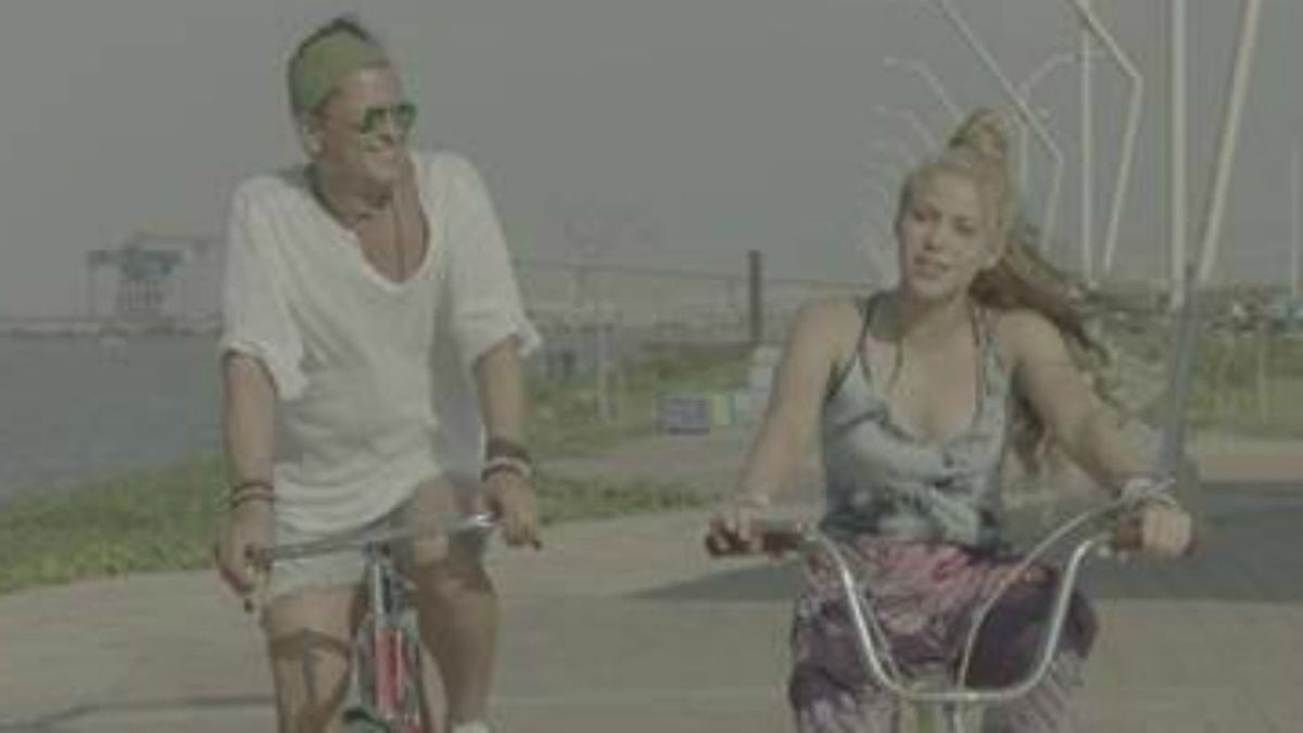 Shakira y Carlos Vives estrenan el videoclip de La Bicicleta