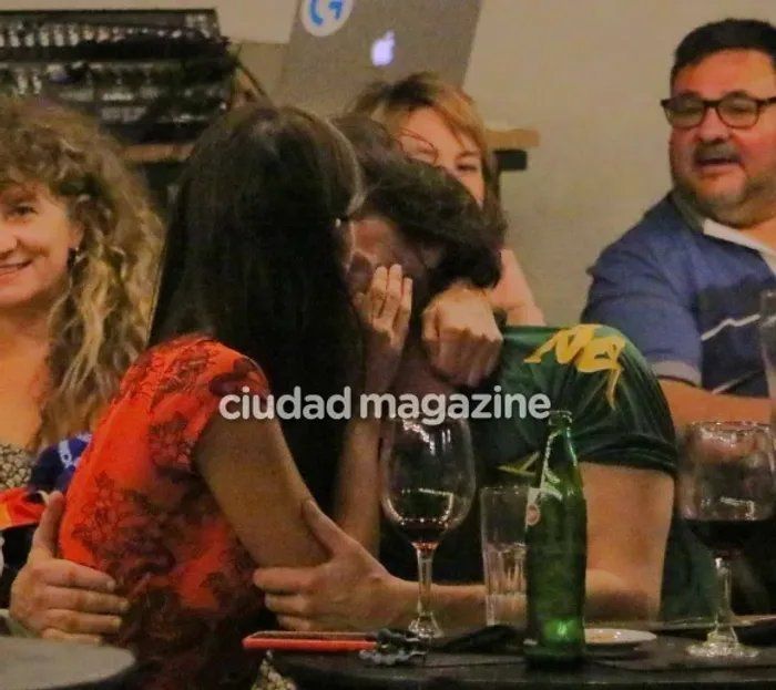 Valentina Bassi y Fabio Di Tomaso, a los besos en el teatro