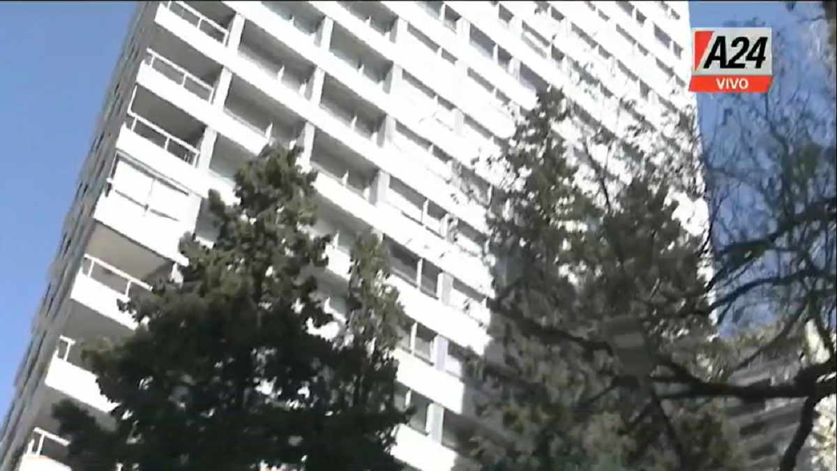 Una red cortada y una puerta con llave: lo que se sabe del chico que cayó de un décimo piso en ...
