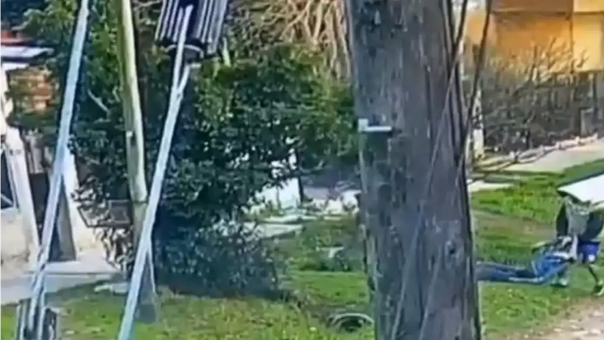 Florencio Varela: fue filmado sacando el cuerpo de su vecino y quedó detenido