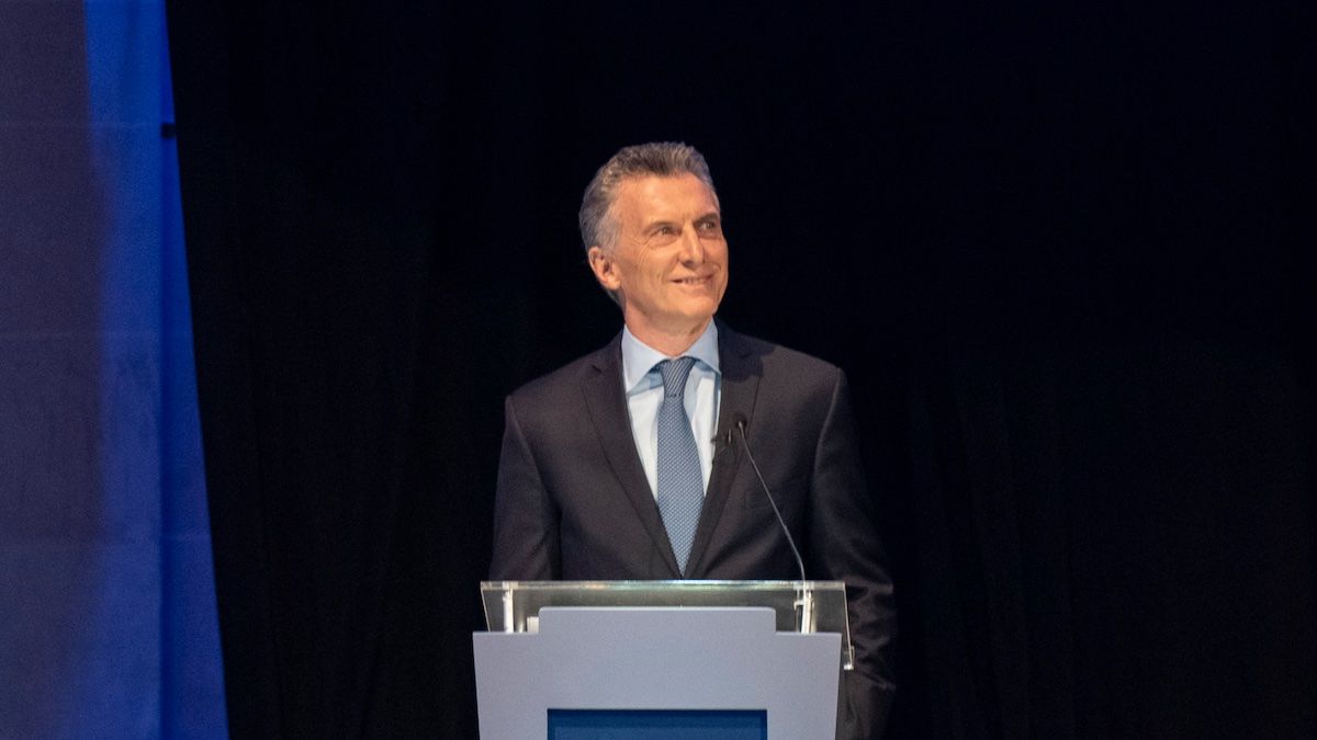 La foto de Mauricio Macri junto a Lionel Messi y el Dibu Martínez y una ...