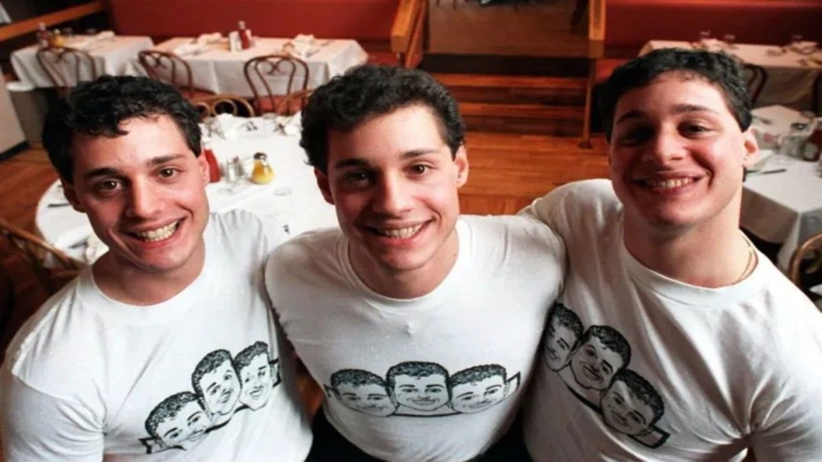 La historia de los trillizos que fueron separados al nacer para un ...